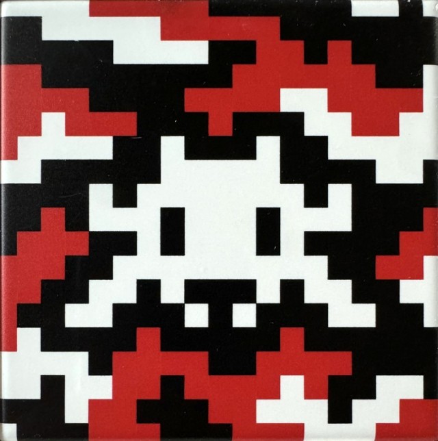 Invader - Artiste français de street art connu pour ses mosaïques ...