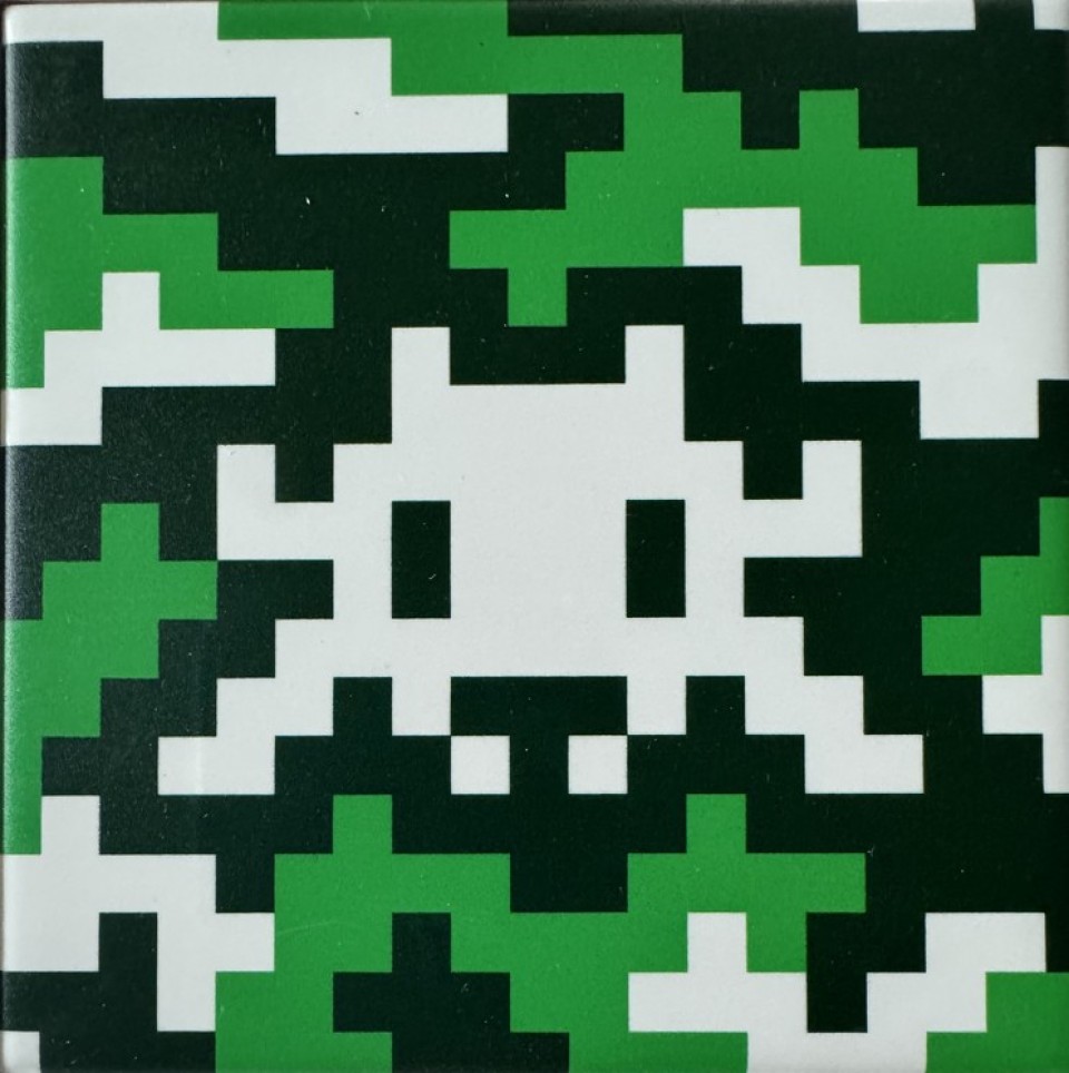 Invader - Artiste français de street art connu pour ses mosaïques ...